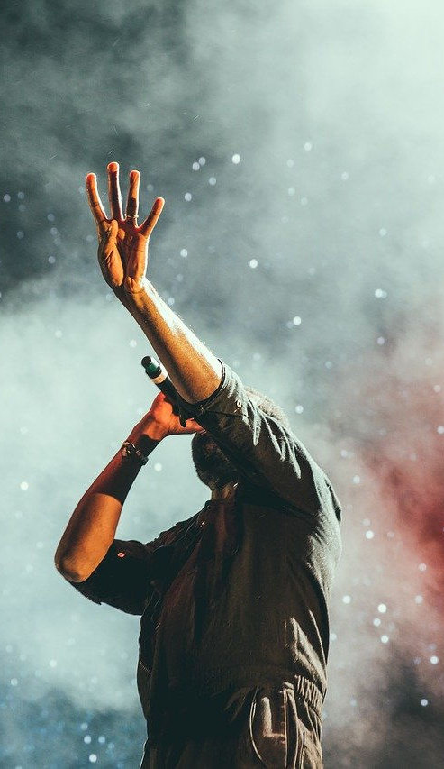 singer-arm-high | Sing Like You Speak®